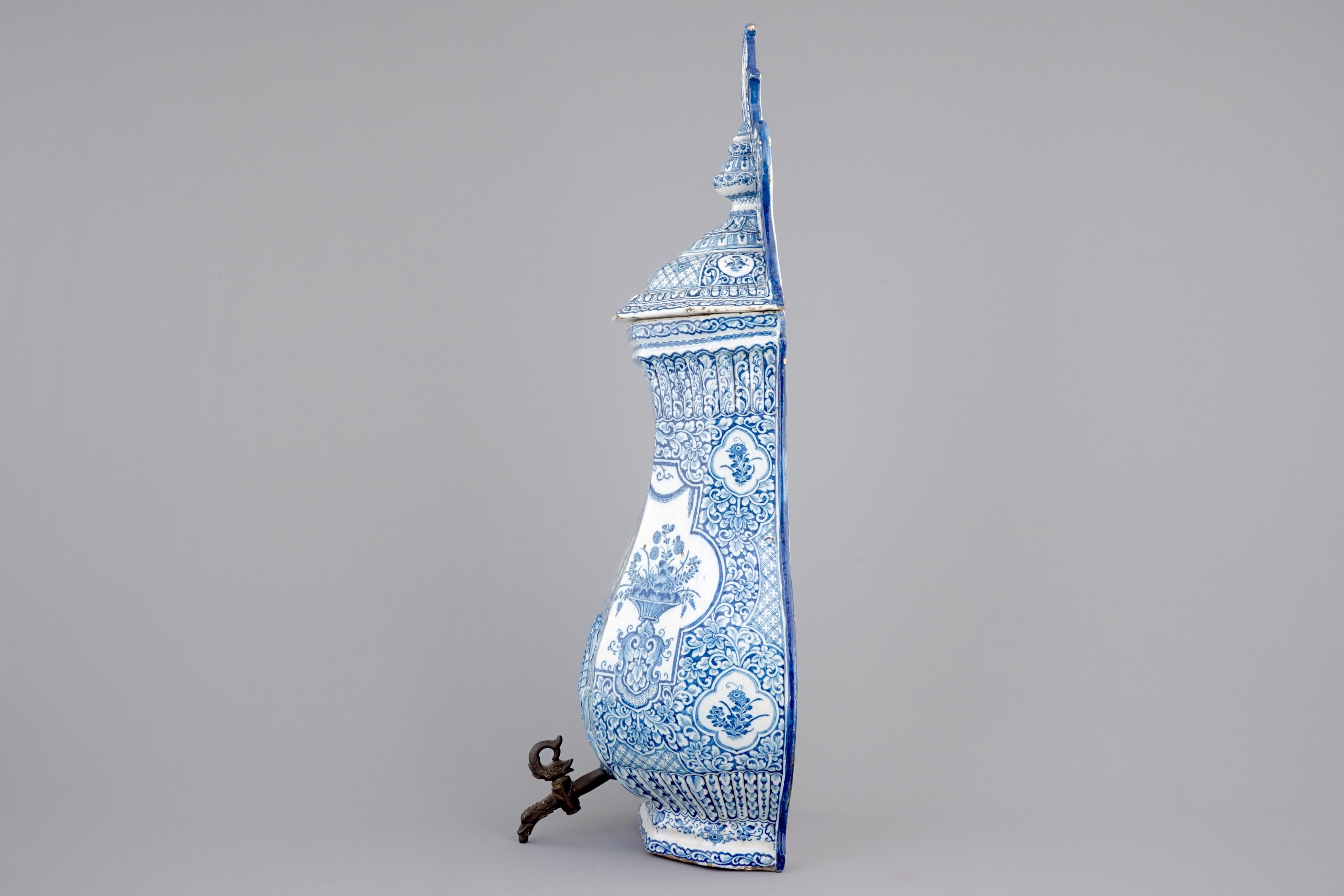 Een erg grote blauw-witte Delftse wandfontein met tuit, 18e eeuw - Rob ... Een erg grote blauw-witte Delftse wandfontein met tuit, 18e eeuw - Rob ...