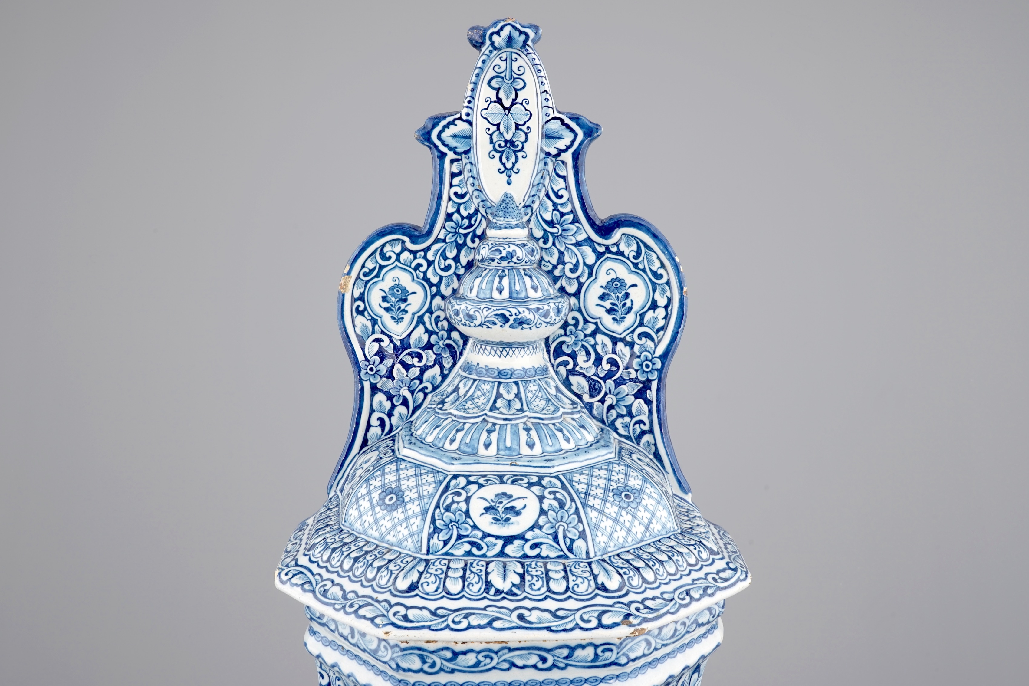 Een erg grote blauw-witte Delftse wandfontein met tuit, 18e eeuw - Rob ... Een erg grote blauw-witte Delftse wandfontein met tuit, 18e eeuw - Rob ...
