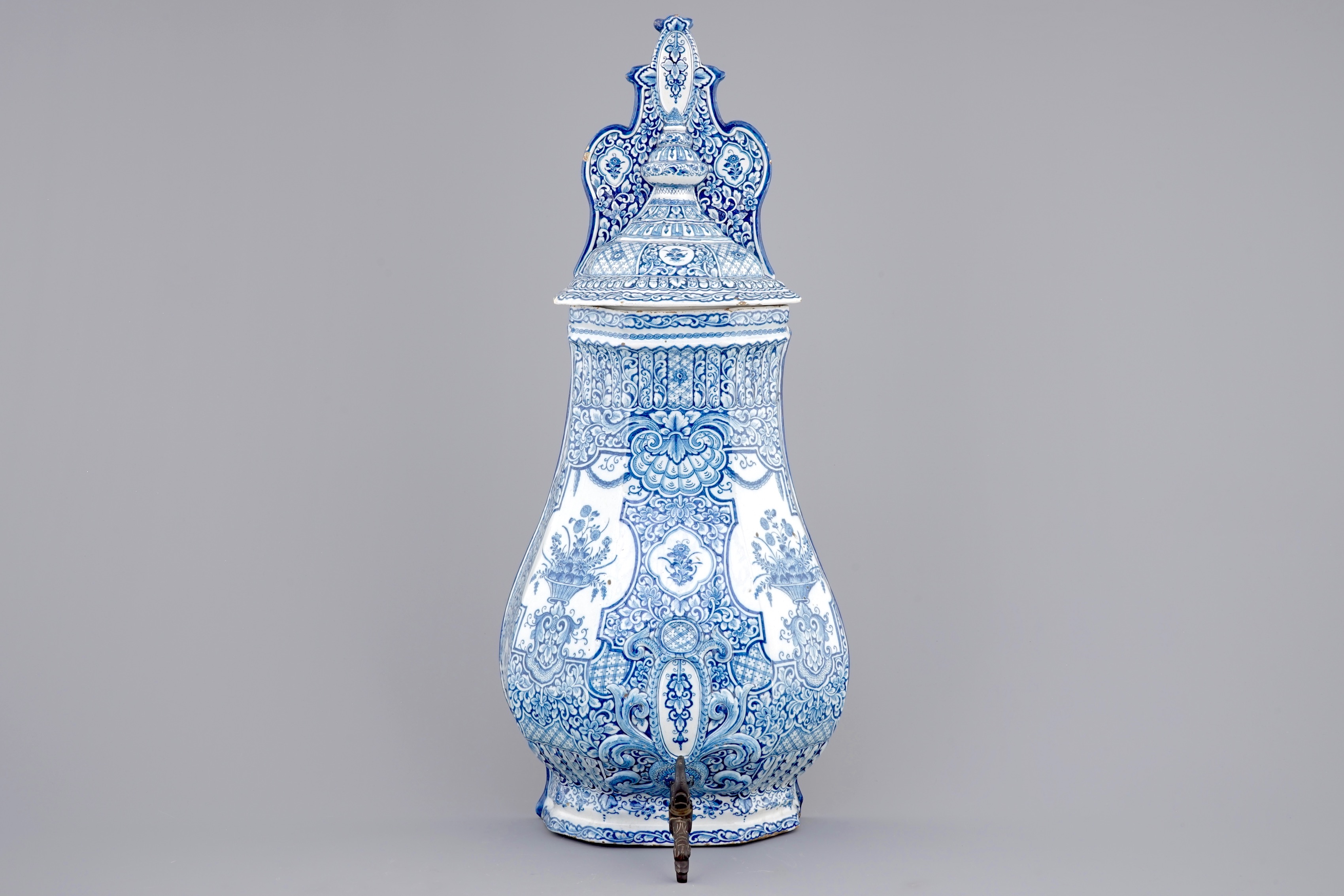Een erg grote blauw-witte Delftse wandfontein met tuit, 18e eeuw - Rob ... Een erg grote blauw-witte Delftse wandfontein met tuit, 18e eeuw - Rob ...