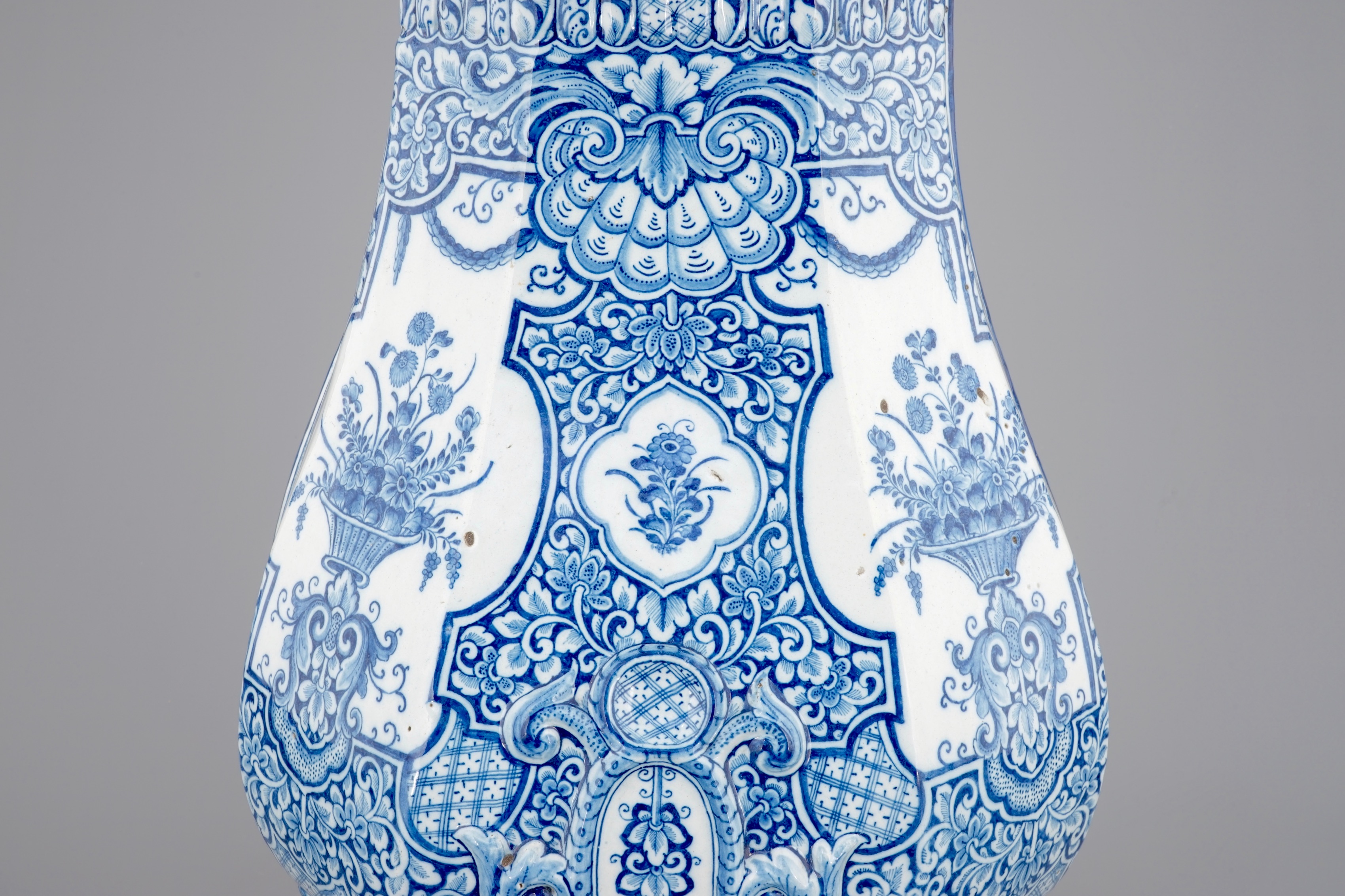 Een erg grote blauw-witte Delftse wandfontein met tuit, 18e eeuw - Rob ... Een erg grote blauw-witte Delftse wandfontein met tuit, 18e eeuw - Rob ...