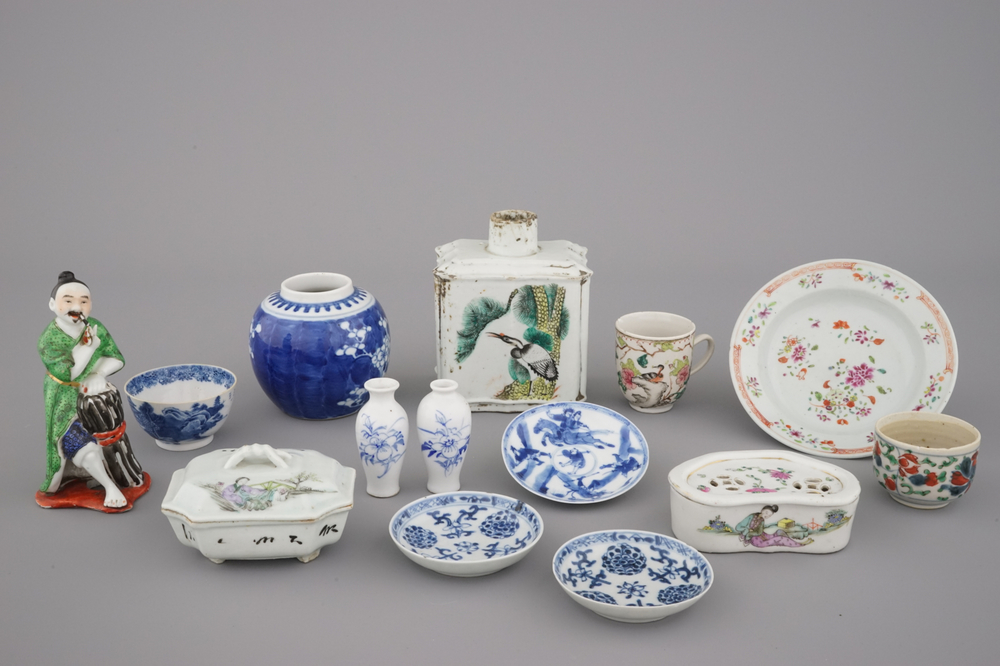 A collection of various Chinese porcelain objects, 19/20th C. - Rob ...