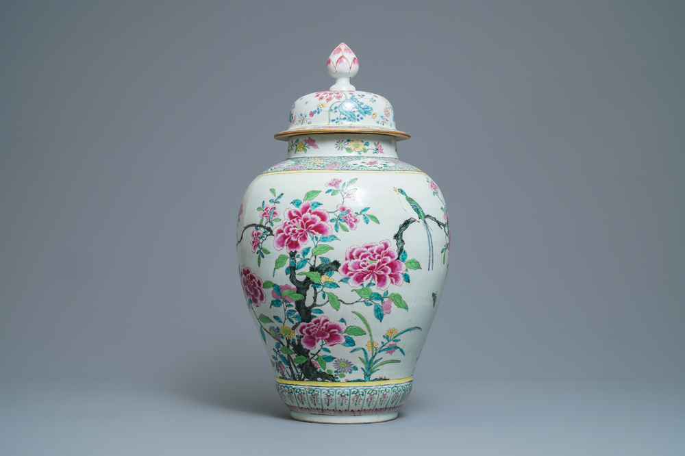 Een grote Chinese famille rose dekselvaas met een vogel en bloemen ... Een grote Chinese famille rose dekselvaas met een vogel en bloemen ...